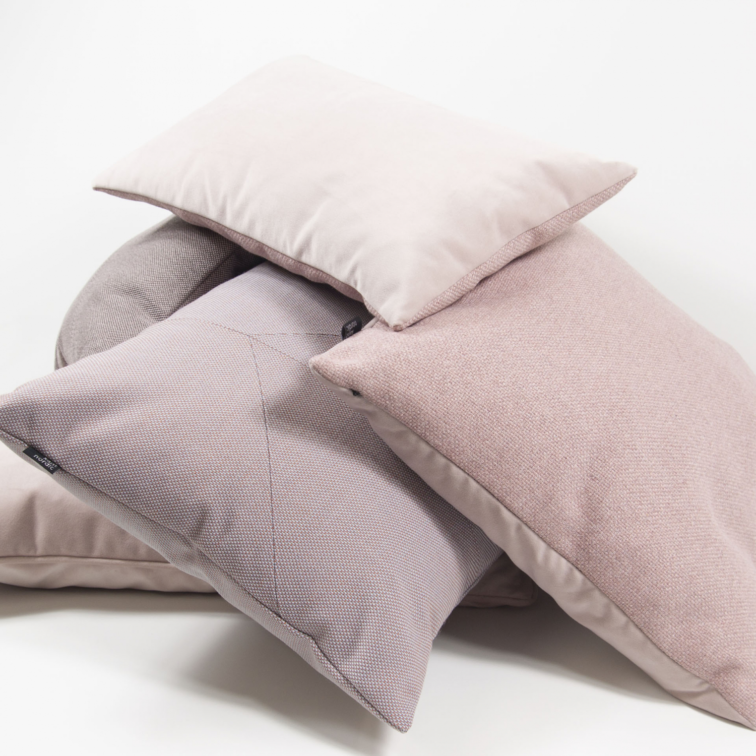 Rosa puder - Her finder du designpuder i farven rosa - Fri fragt